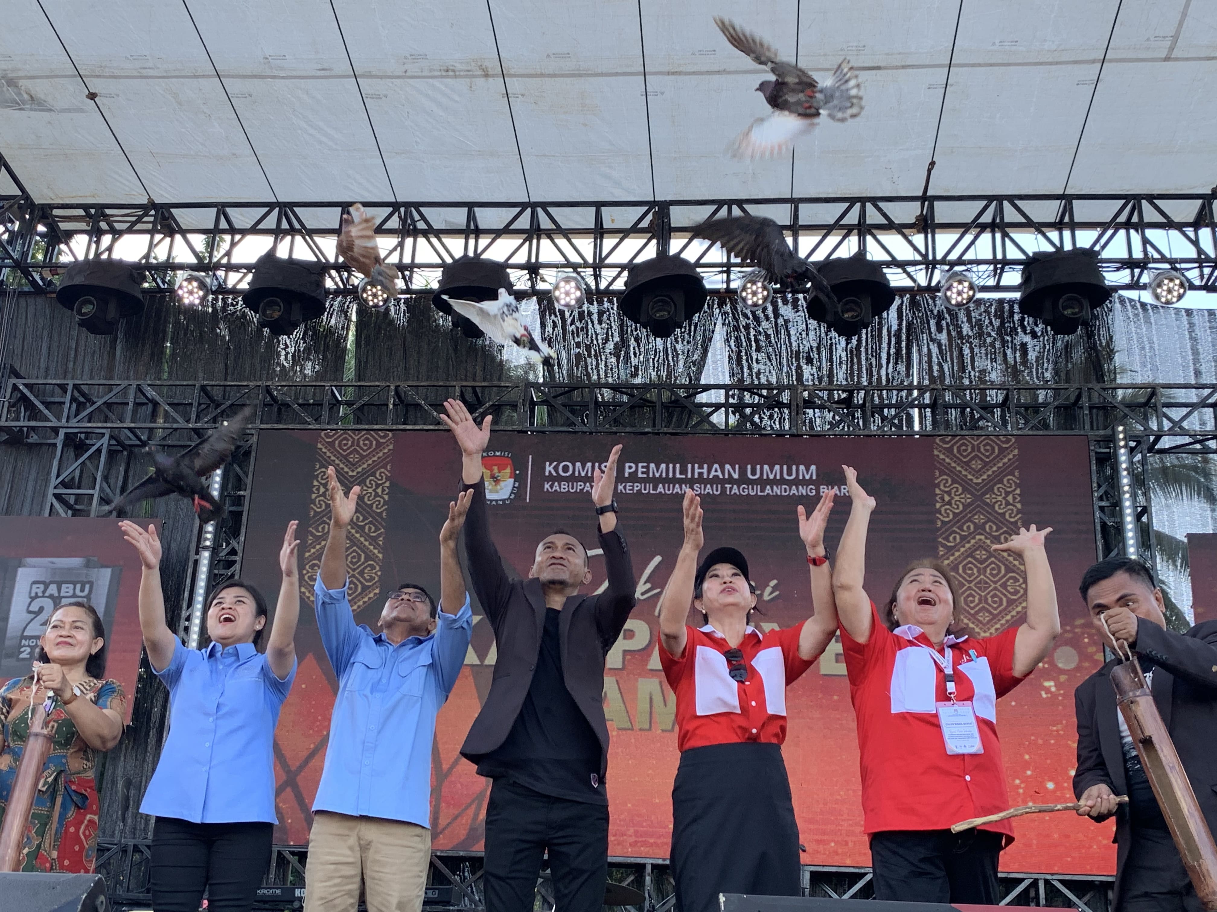 Ribuan Massa Antusias: Merpati Terbang Sebagai Simbol Kedamaian di ...