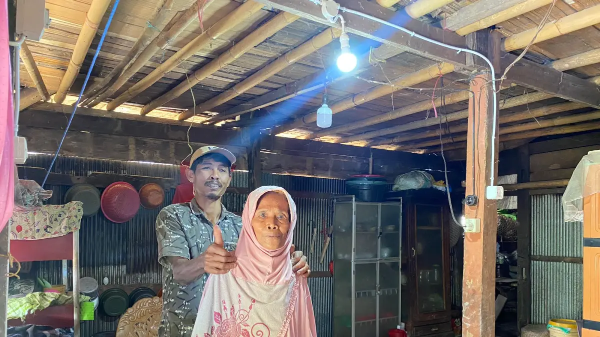 Lewat Light Up The Dream, PLN Nyalakan Harapan di Rumah Ibu Daeng Kanang
