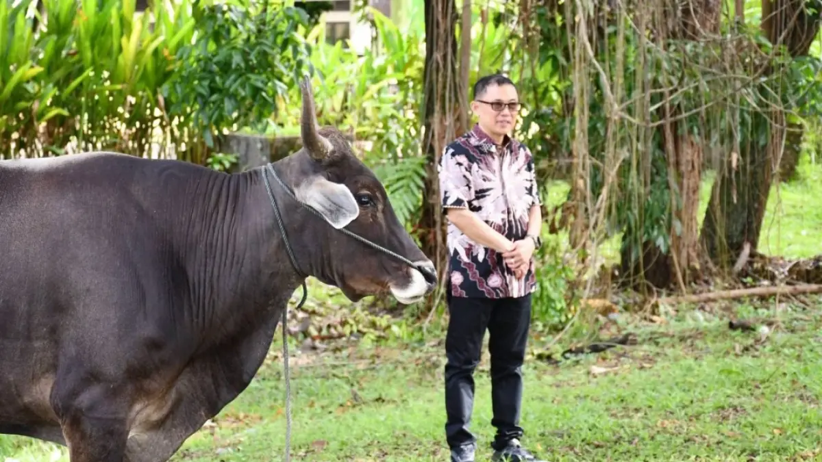 Wujud Kepedulian dan Kebersamaan, Rektor UNSRAT Prof Sompie Serahkan ...
