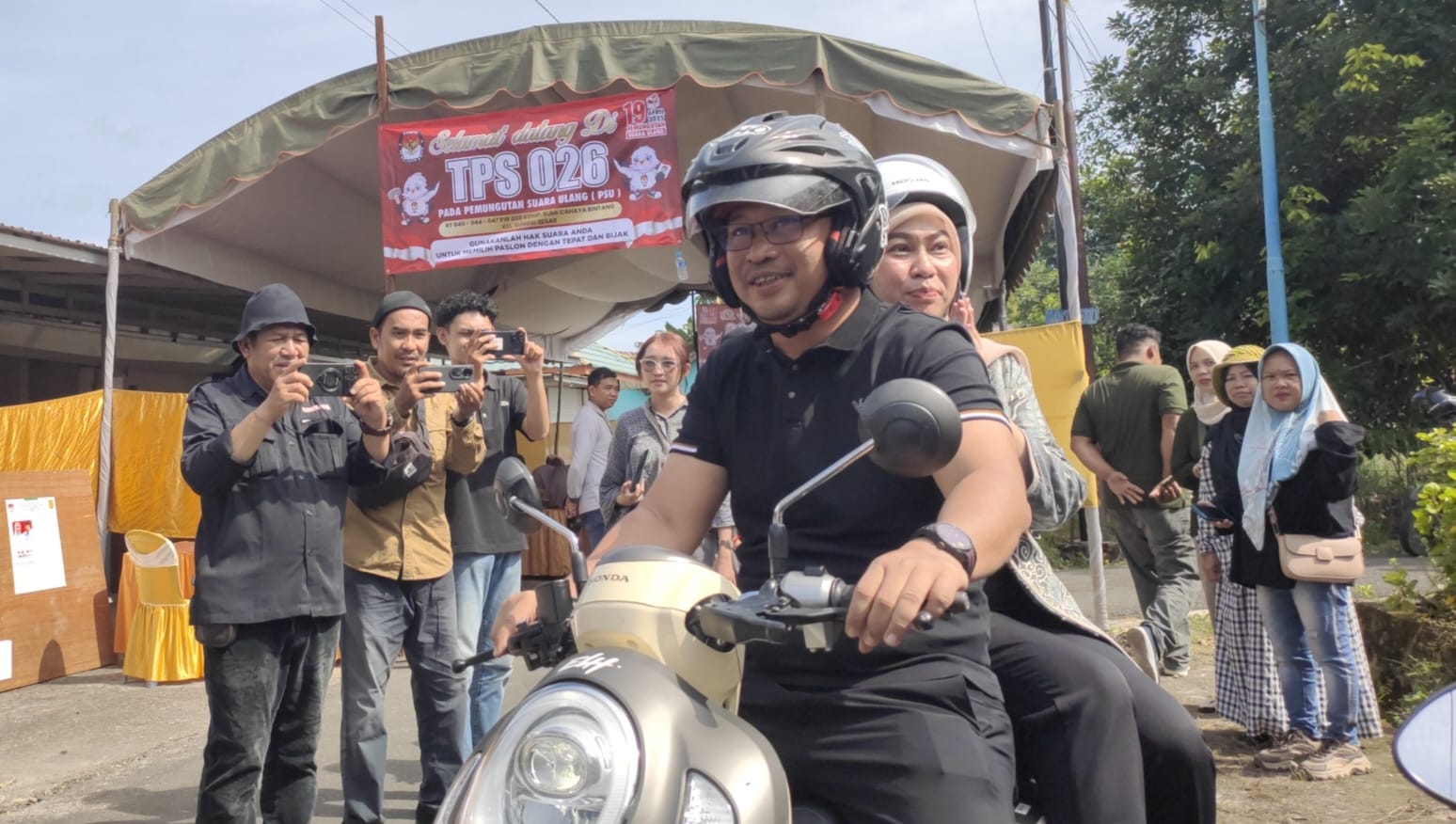 Lisa Halaby Naik Motor ke TPS Bersama Suami, Ini Harapannya Usai Mencoblos